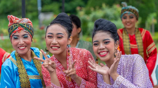 Filles birmanes Stock Photos, Royalty Free Filles birmanes Images ...