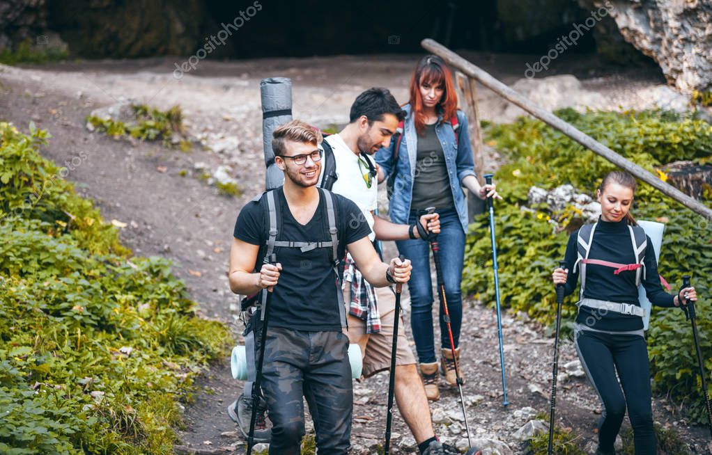 Grupo de excursionistas explorando montaña, trekking en la naturaleza 2023