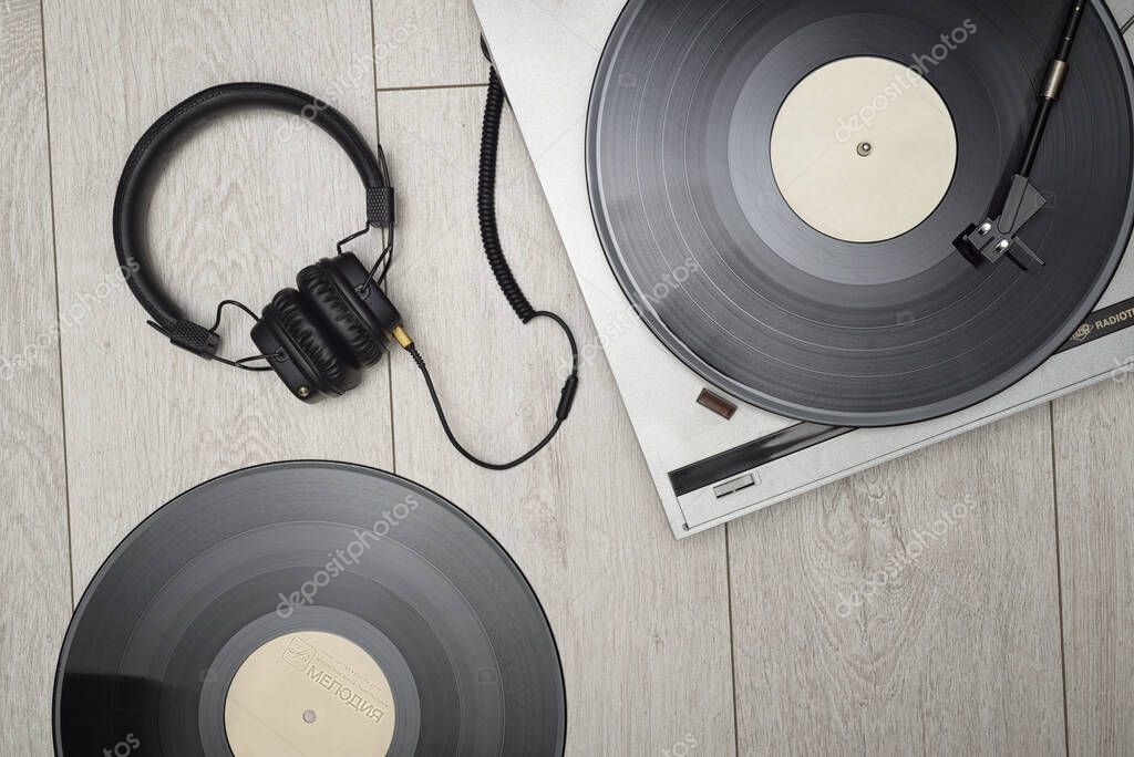 Reproductor de vinilo con grabaciones de larga duración o LP y ...