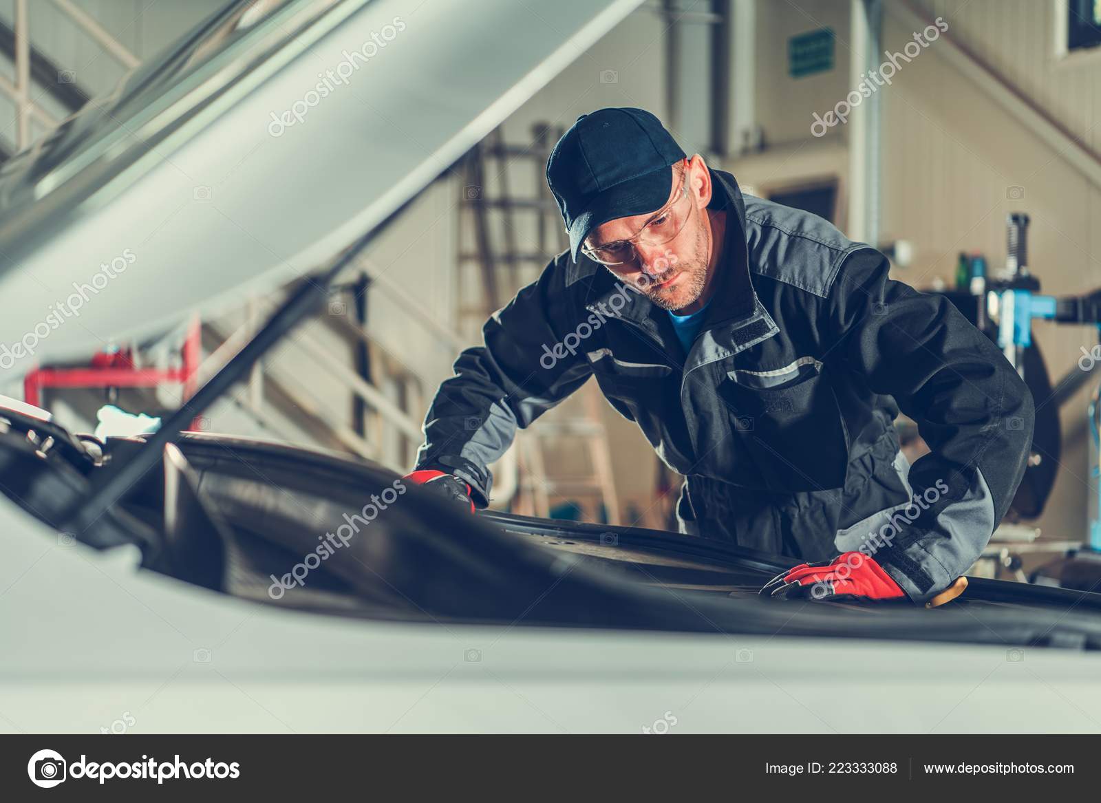 Caucasiano Carro Mecânico Resolver Problemas Motor Veículo Indústria ...