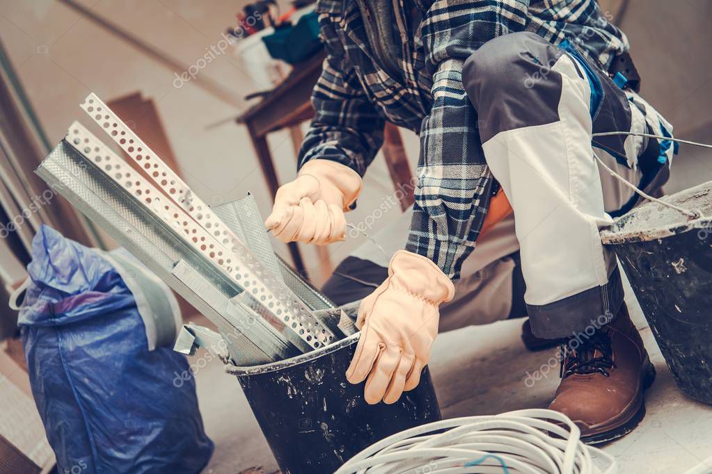 Tema de construcci n y remodelaci n. Trabajador con elementos met licos en un cubo limpiando el ...