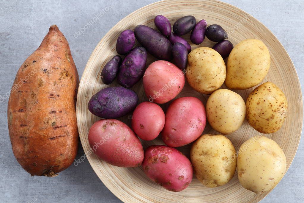 Diferentes variedades de papas, dulces, rosadas, amarillas y moradas en ...