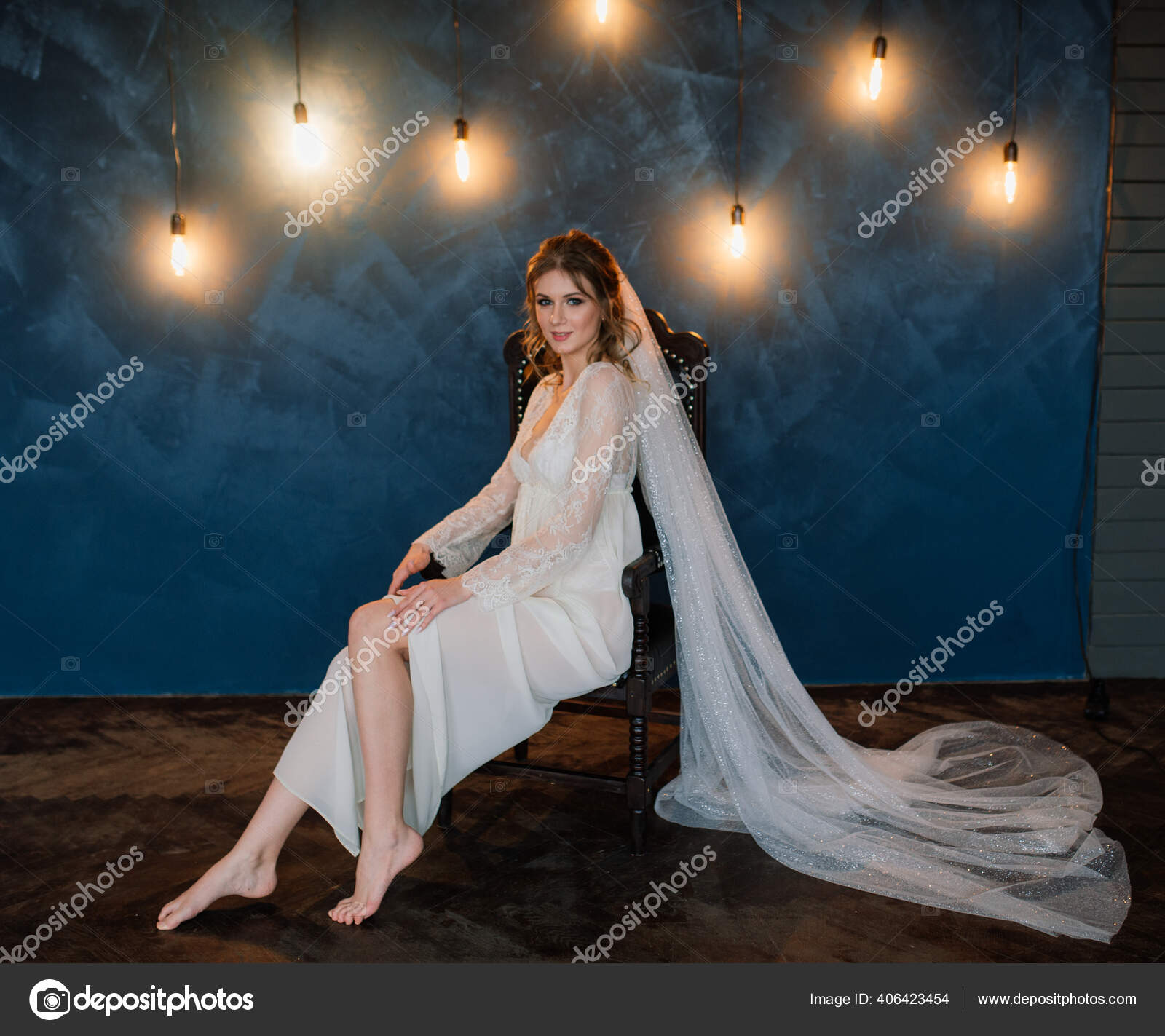 Belle Mariée Sexy Lingerie Blanche Couchée Sur Lit Dans Chambre Image