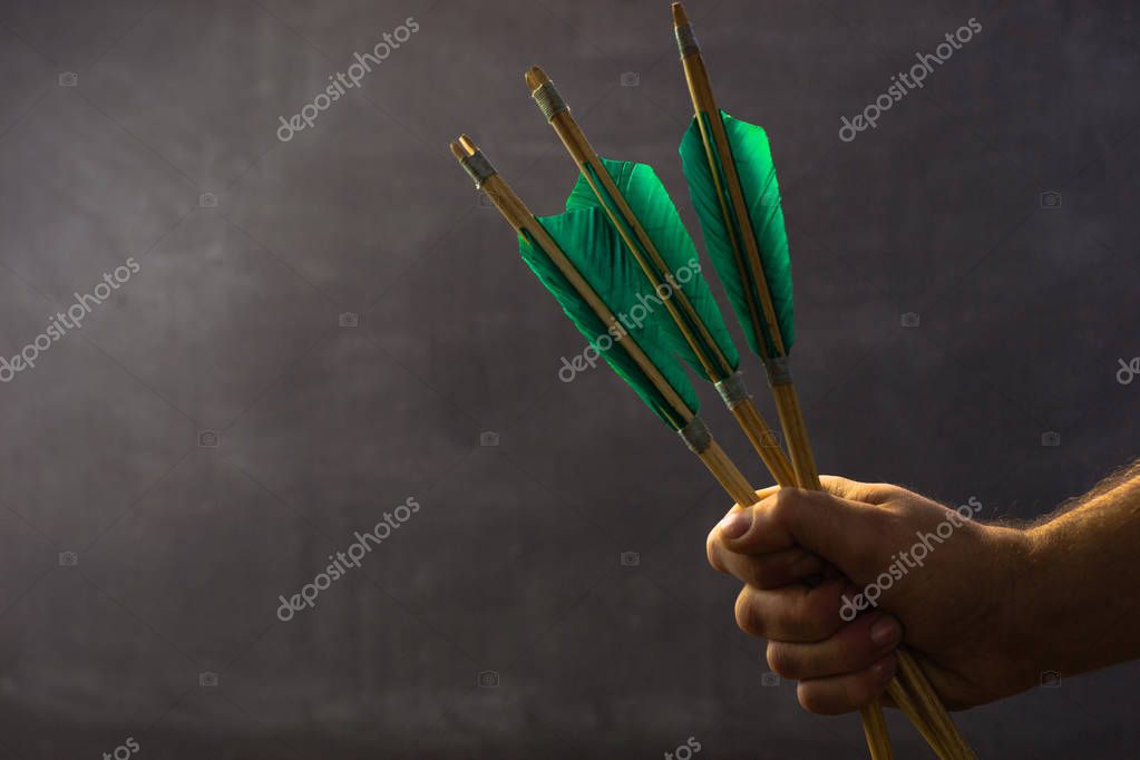 Una vieja flecha de madera. Hermoso fondo oscuro. Las armas medievales ...