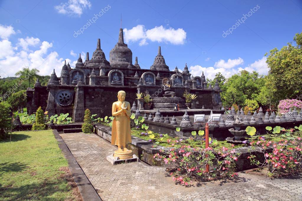 Brahmavihara Aram es el templo budista más grande de Bali (Indonesia), el año de construcción ...