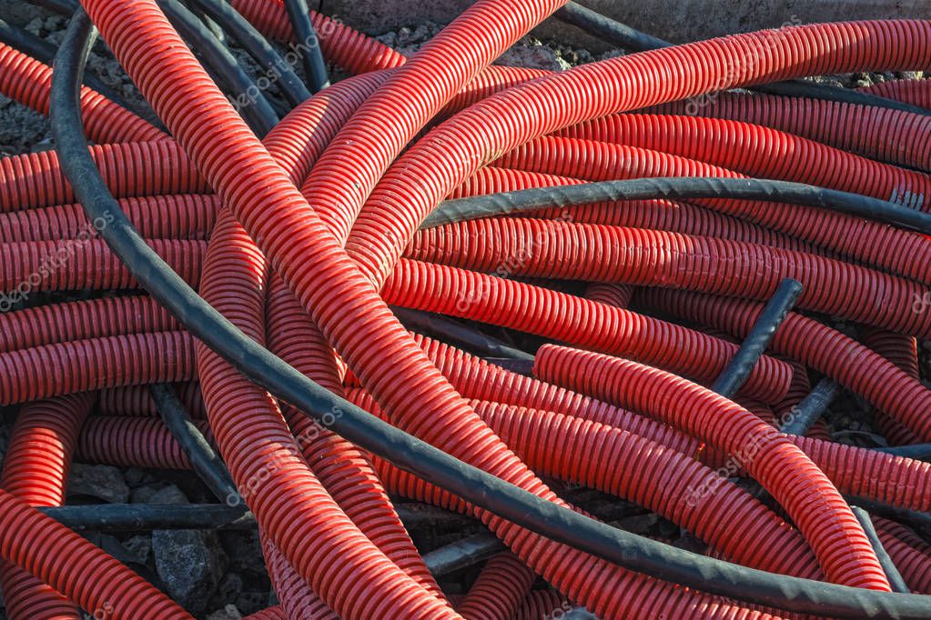 Tubos corrugados de PVC rojo para tendido de cables en el sitio de ...