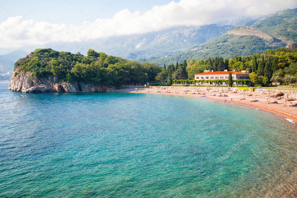 Hermosa vista de la playa del rey en Park Milocer, Becici, Sveti Stefan ...