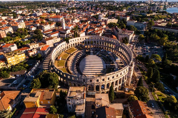 Pula Anfiteatro Arena al atardecer - vista aérea tomada por un dron ...