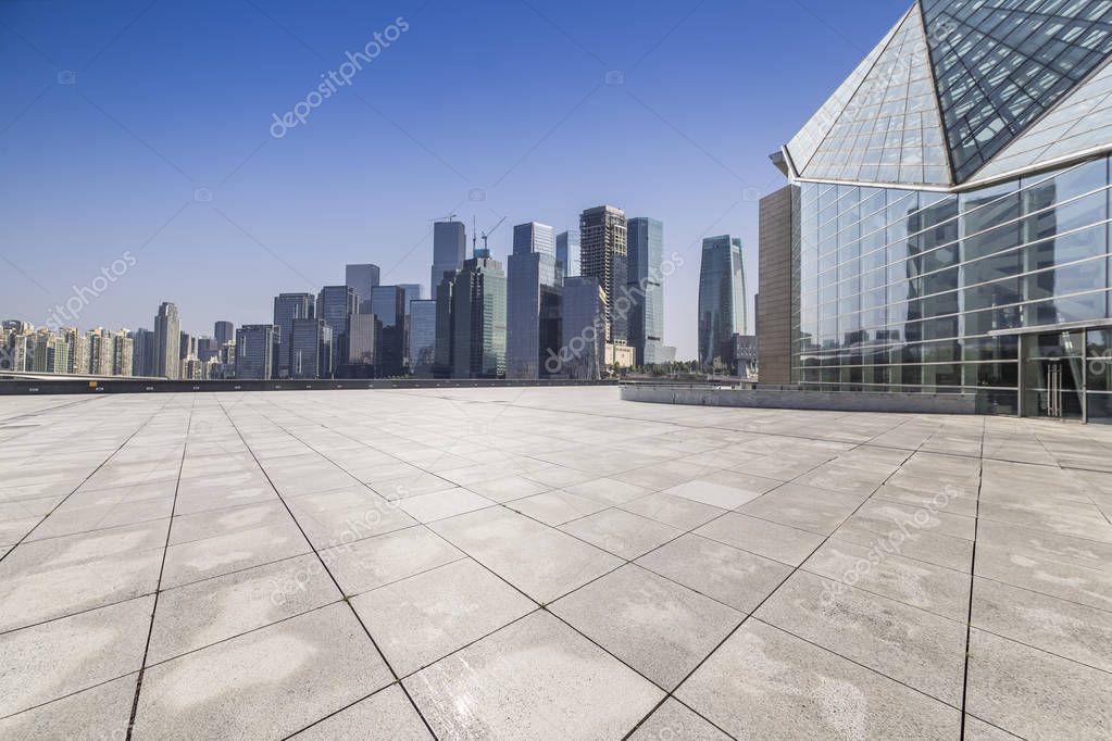 skyline panor mico y modernos edificios de oficinas de negocios con camino vac o, piso cuadrado ...