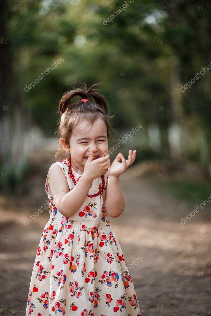 Sesi n de fotos en estilo vintage. Ni o y ni a en ropa vintage con accesorios vintage en ...