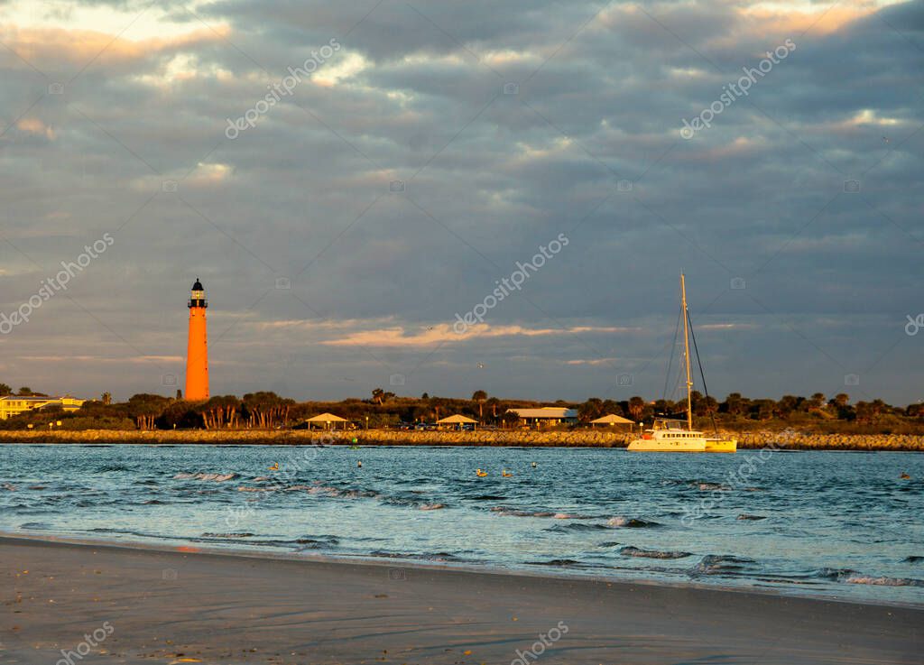 Faro de entrada de Ponce en la playa de Nueva Esmirna. 2024