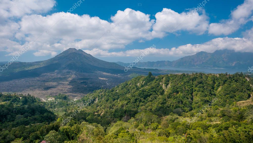 Vulcano Mt. Batur en Bali en un día soleado 2022