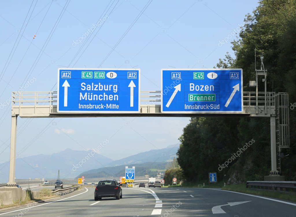 Se ales de tr fico con indicaciones hacia las ciudades y la frontera italiana en la autopista ...