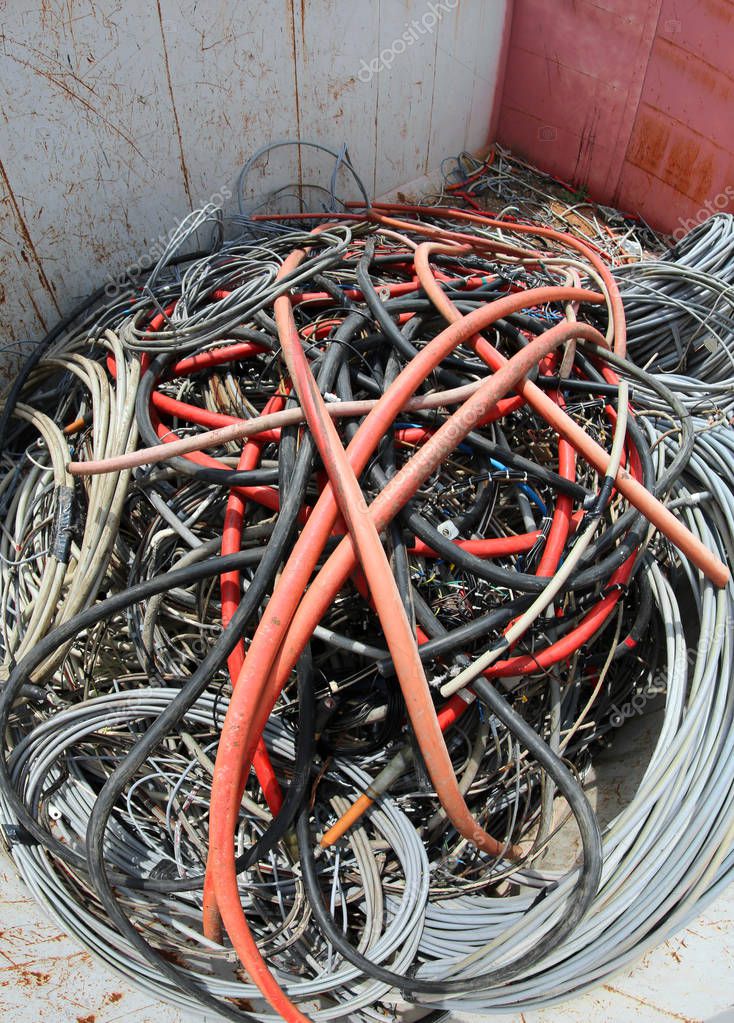 los cables rotos de los tipos distintos en el contenedor del vertedero 2023