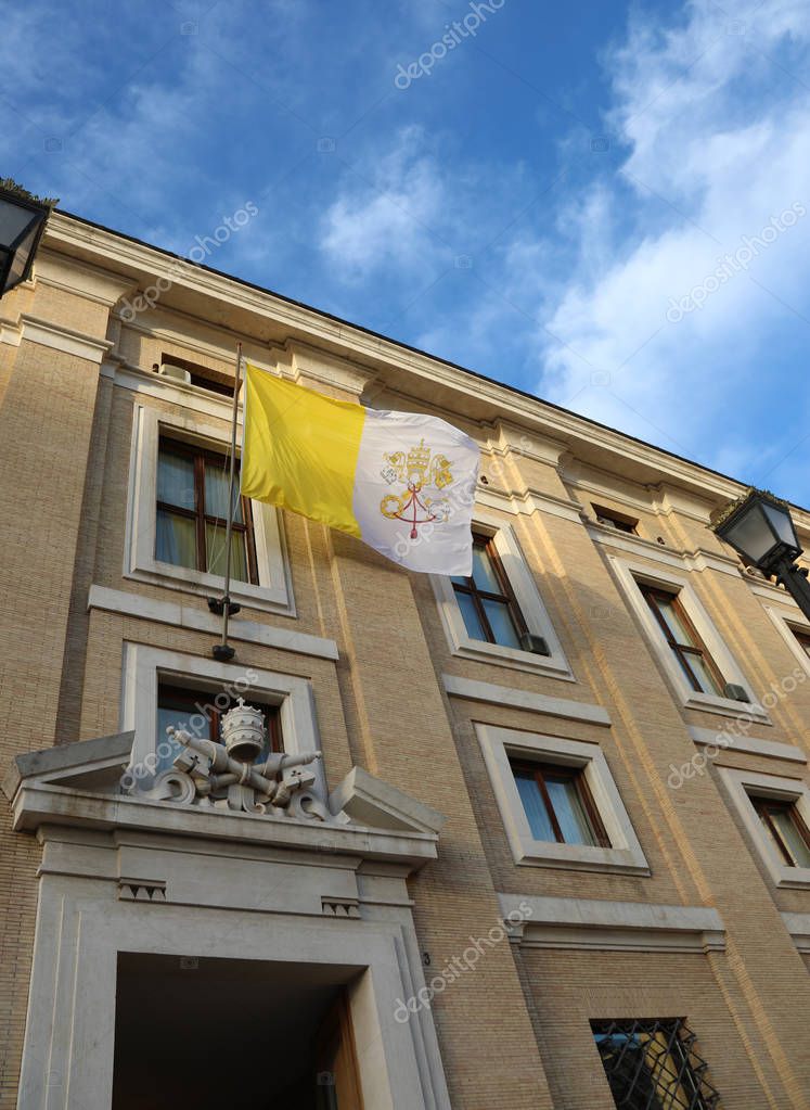 ondeando la bandera del estado papal Vaticano con el símbolo de la tw 2023