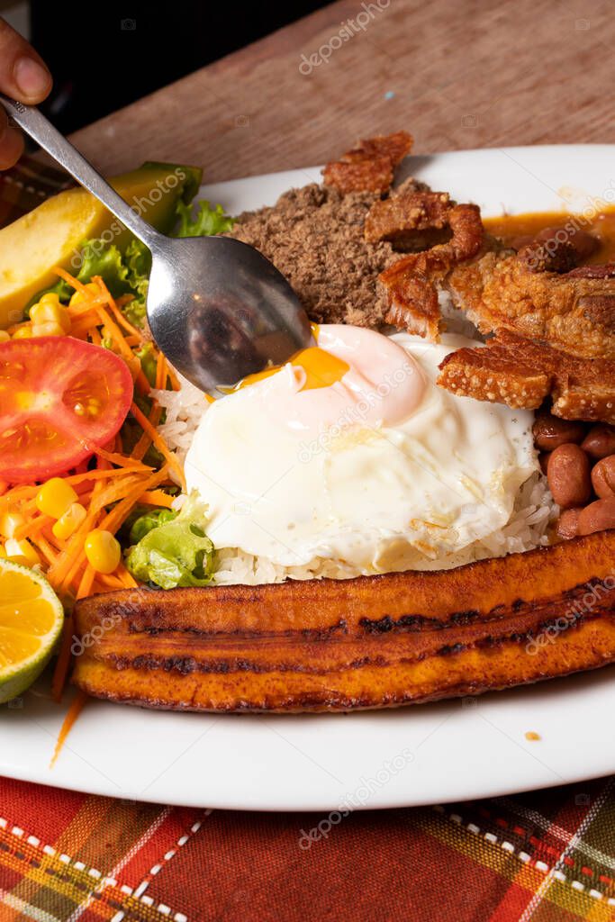 Primer plano de plato colombiano tradicional. Platón de comida popular ...