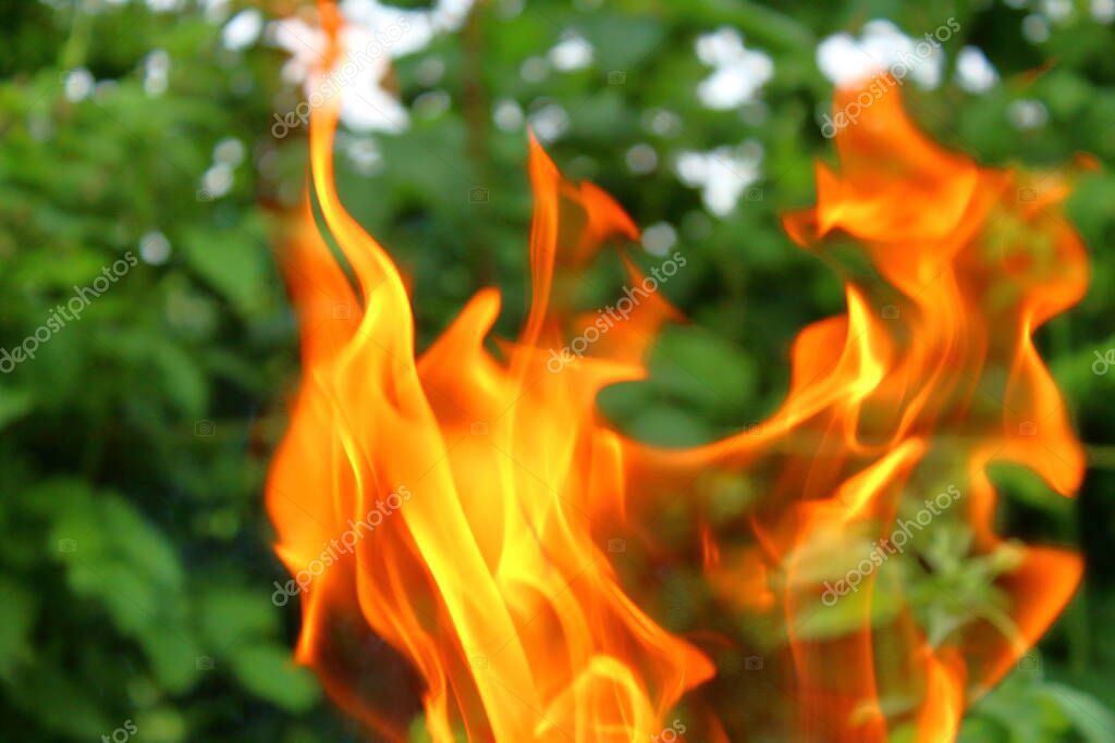 El diablo tiene la forma de una llama de fuego. Una instantánea real ...