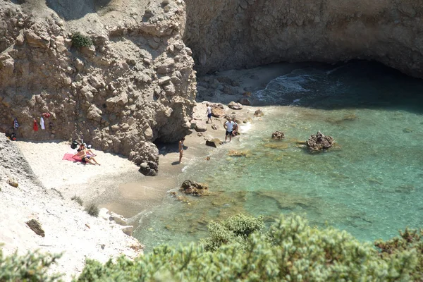 MILOS _ GREECE, 26 JUNIO 2018: Tsigrado es una de las playas más bellas ...