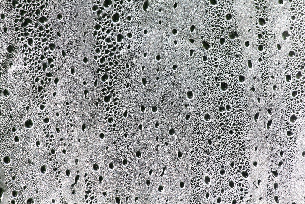 Película de polietileno transparente húmedo con gotitas de agua después ...