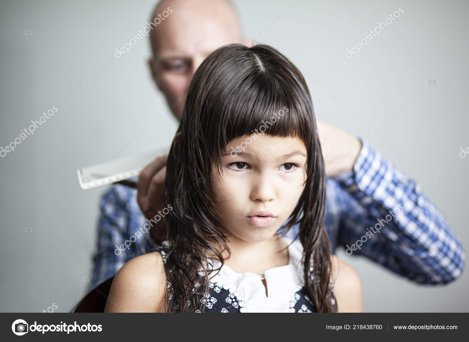 Hairdresser Cutting Hair Little Girl Beauty Salon Close — Stock Photo © RadaRani #218438760