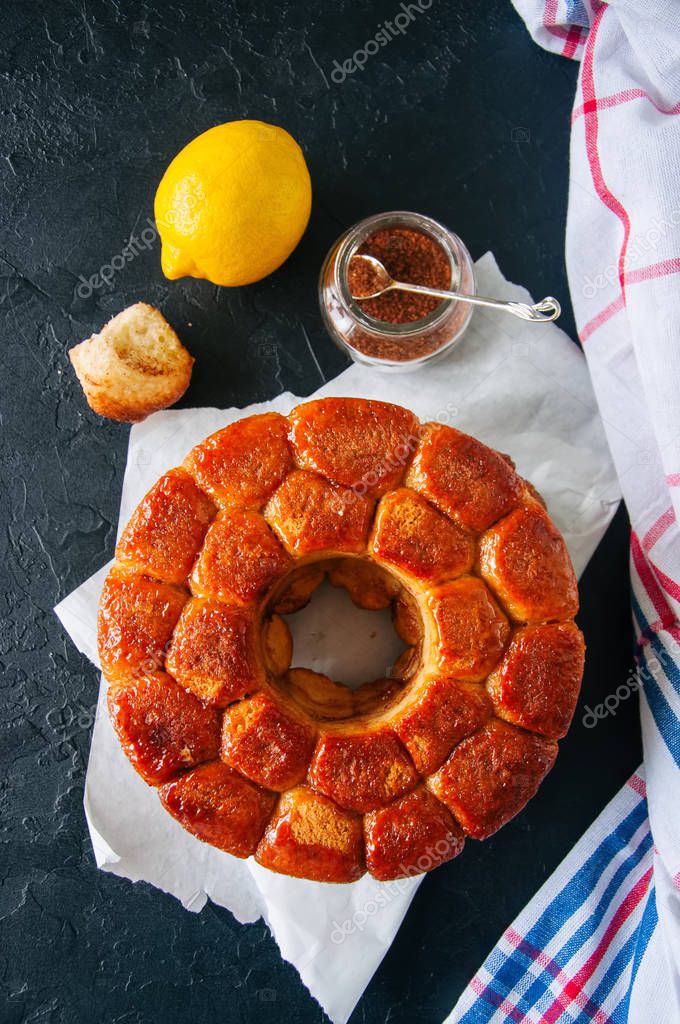 Pan casero de mono caramelo con azúcar morena y ralladura de limón ...