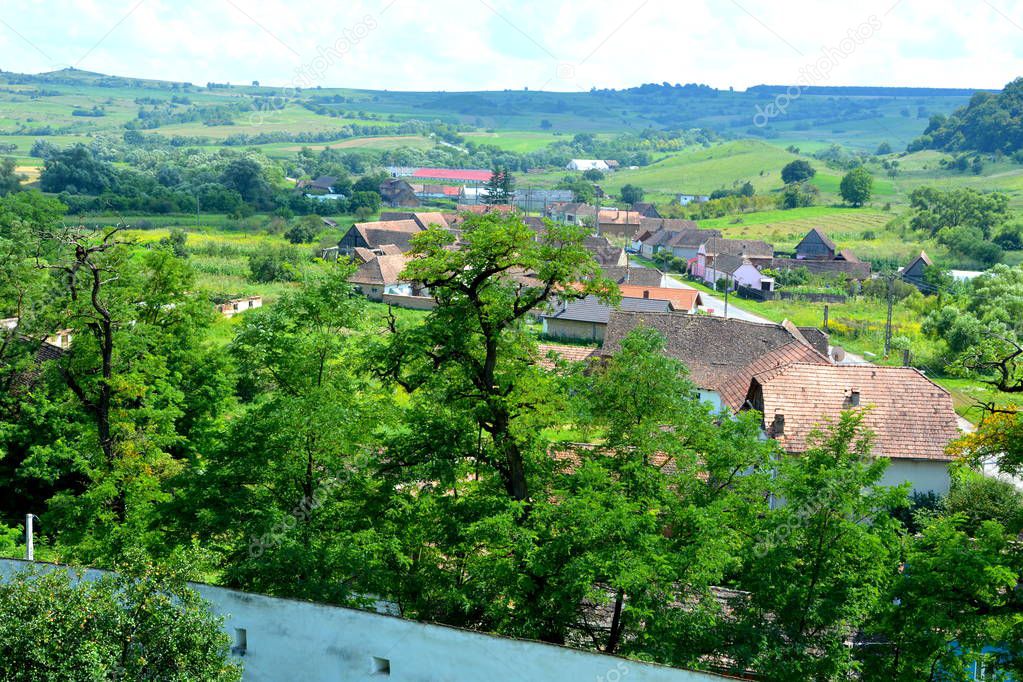 Paisaje rural típico y casas campesinas en el pueblo de Apold ...