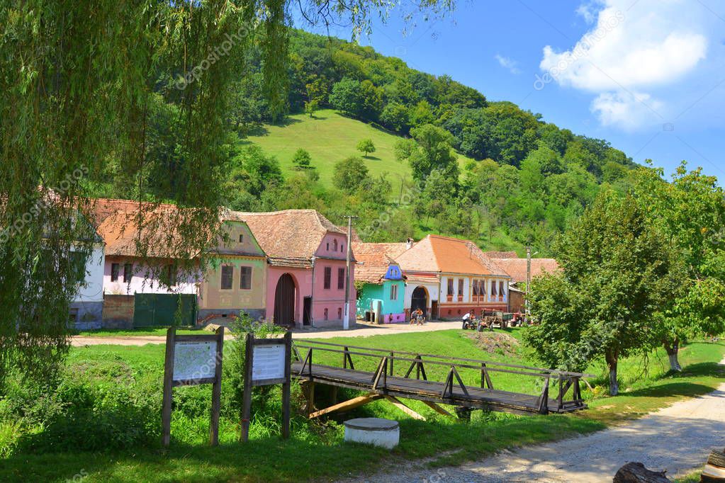 Paisaje rural típico y casas campesinas en Floresti, un pueblo saxon en ...