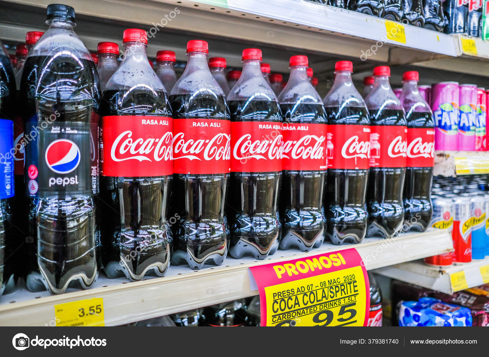 Senawang Malaysia March 8Th 2020 Coca Cola Bottles Row Shop — Stock ...