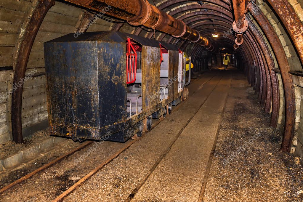 Tren minero viejo y oxidado para traslado de personal estacionado en la ...