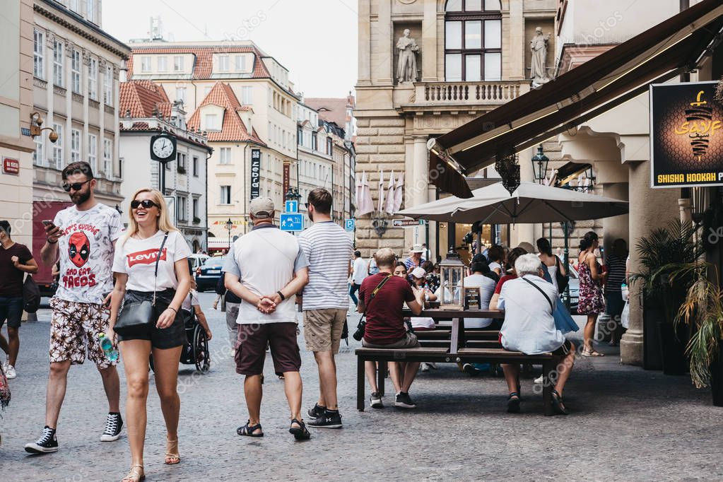 Praga, República Checa - 23 de agosto de 2018: Gente caminando por la ...