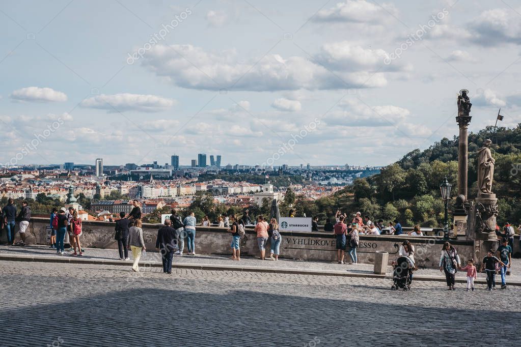 Praga, República Checa - 26 de agosto de 2018: Gente caminando en una ...