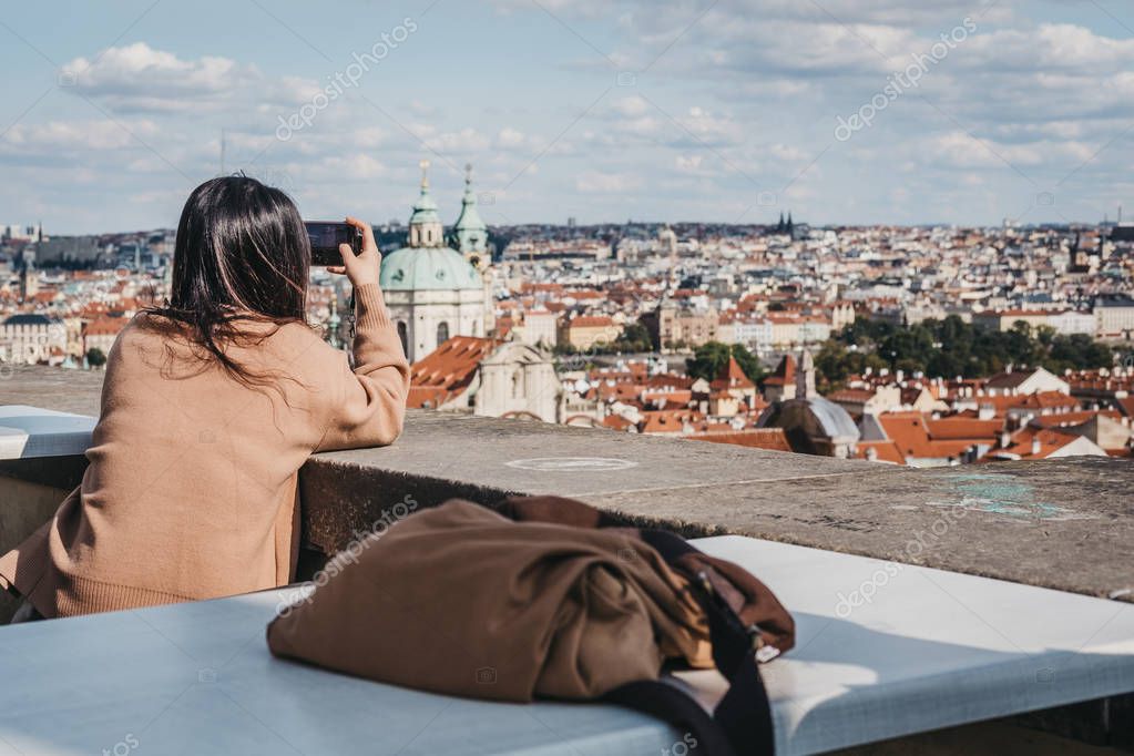 Praga, República Checa - 26 de agosto de 2018: Mujer tomando fotos del ...