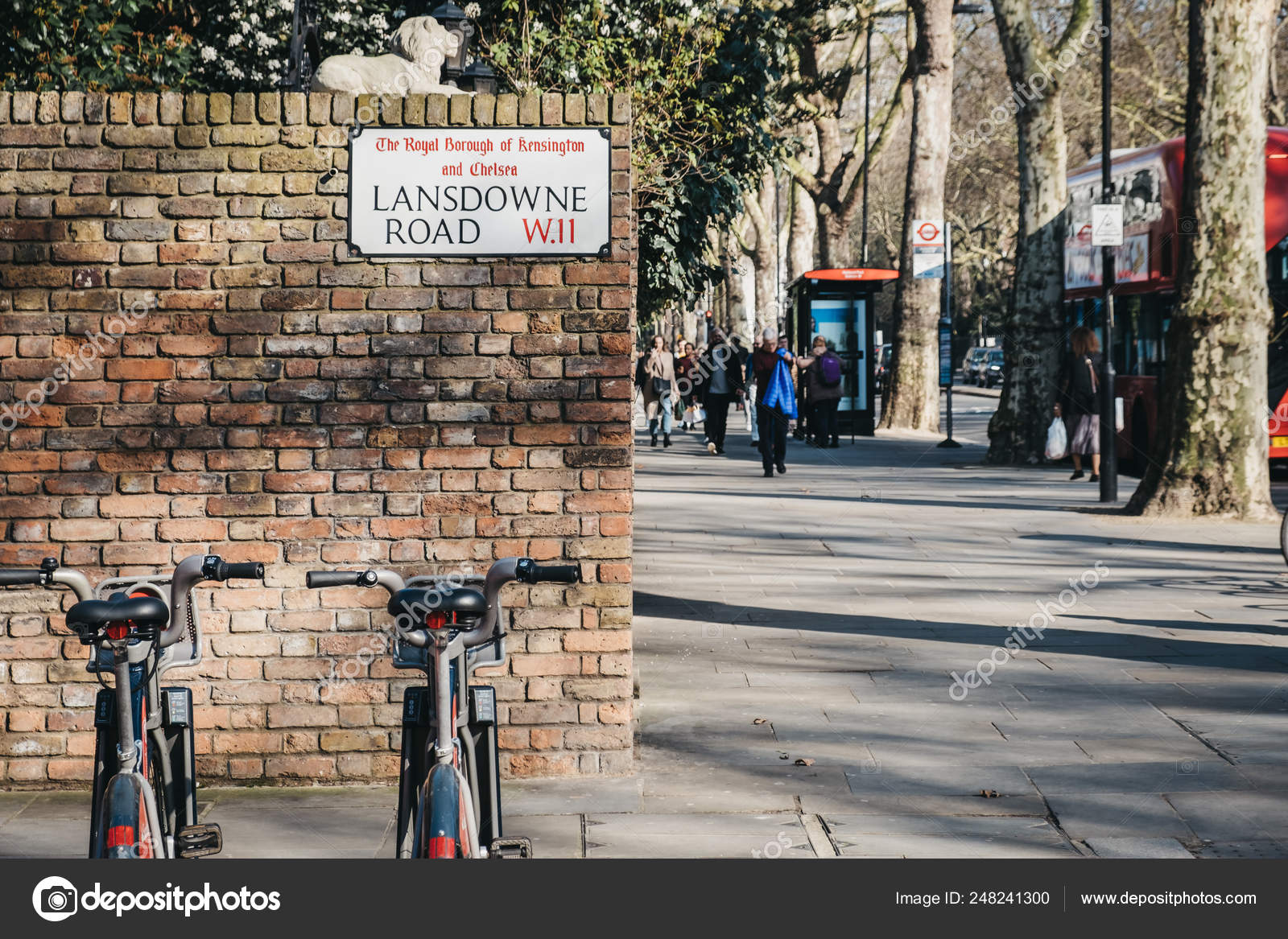 Santander cycles on Lansdowne Road, Holland Park, London, UK. — Stock ...