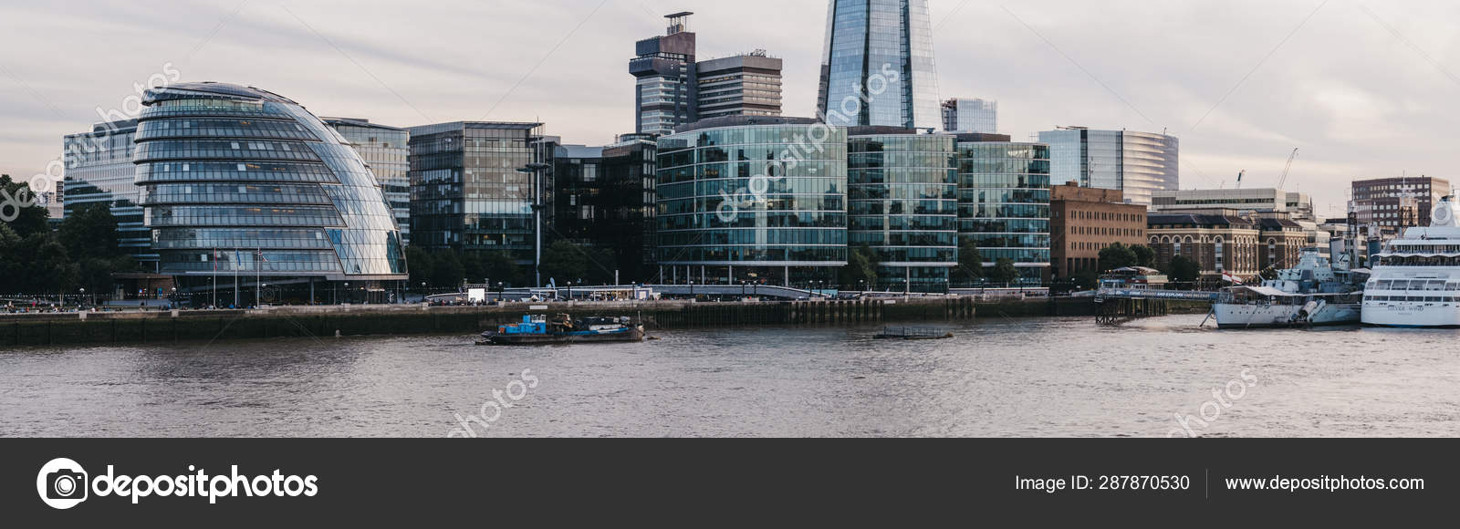 Modern office buildings on Thames riverside in London Bridge, Lo ...
