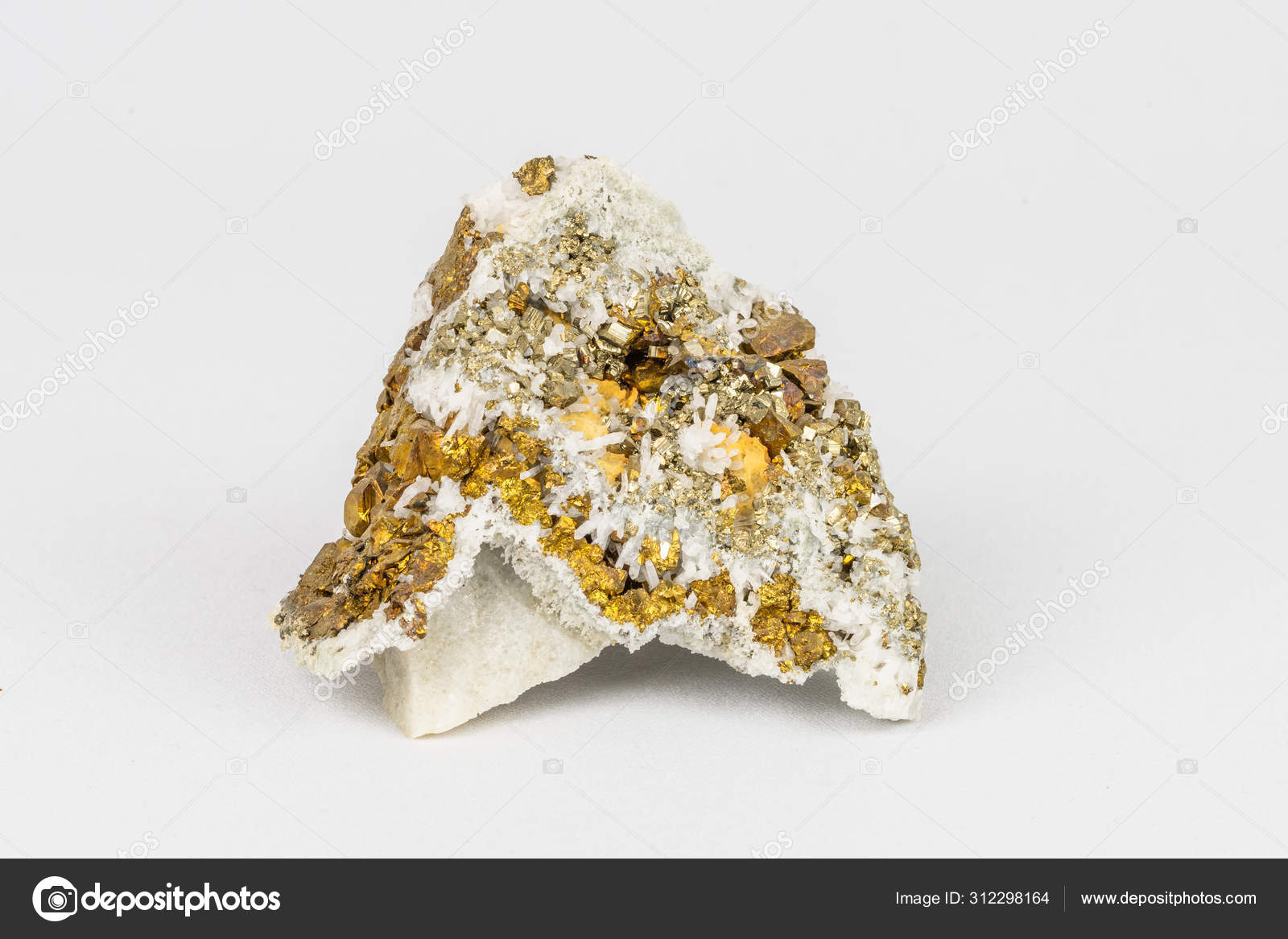 Chalcopyrite Cufes2 Contains Copper Iron Sulfur Here Combination Quartz ...