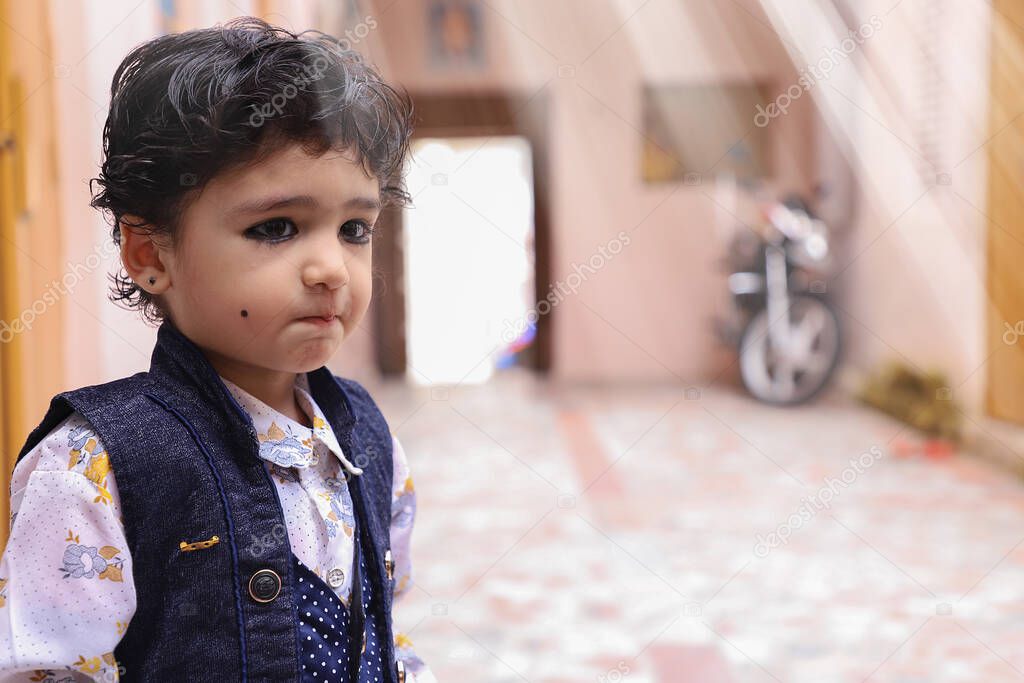 lindo indio chico dando poner a cámara en muy diferente emociones. 2024