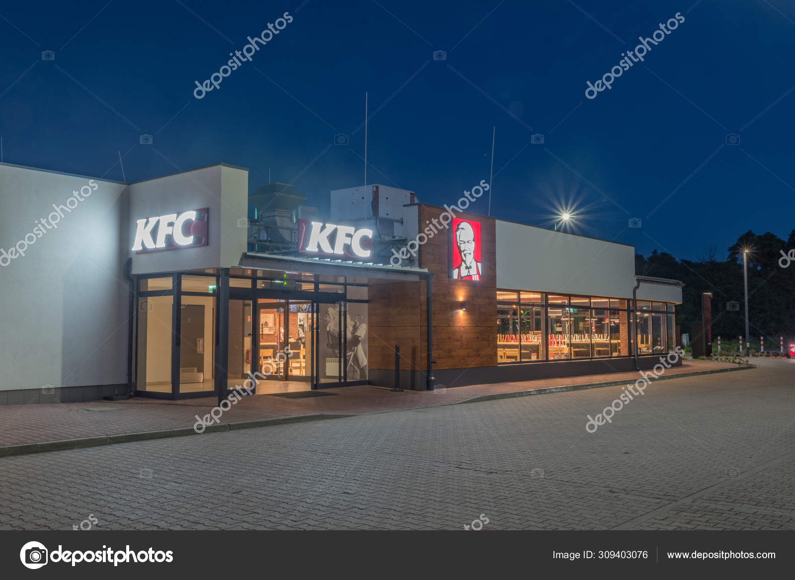 KFC restaurant at night. – Stock Editorial Photo © Robson90 #309403076
