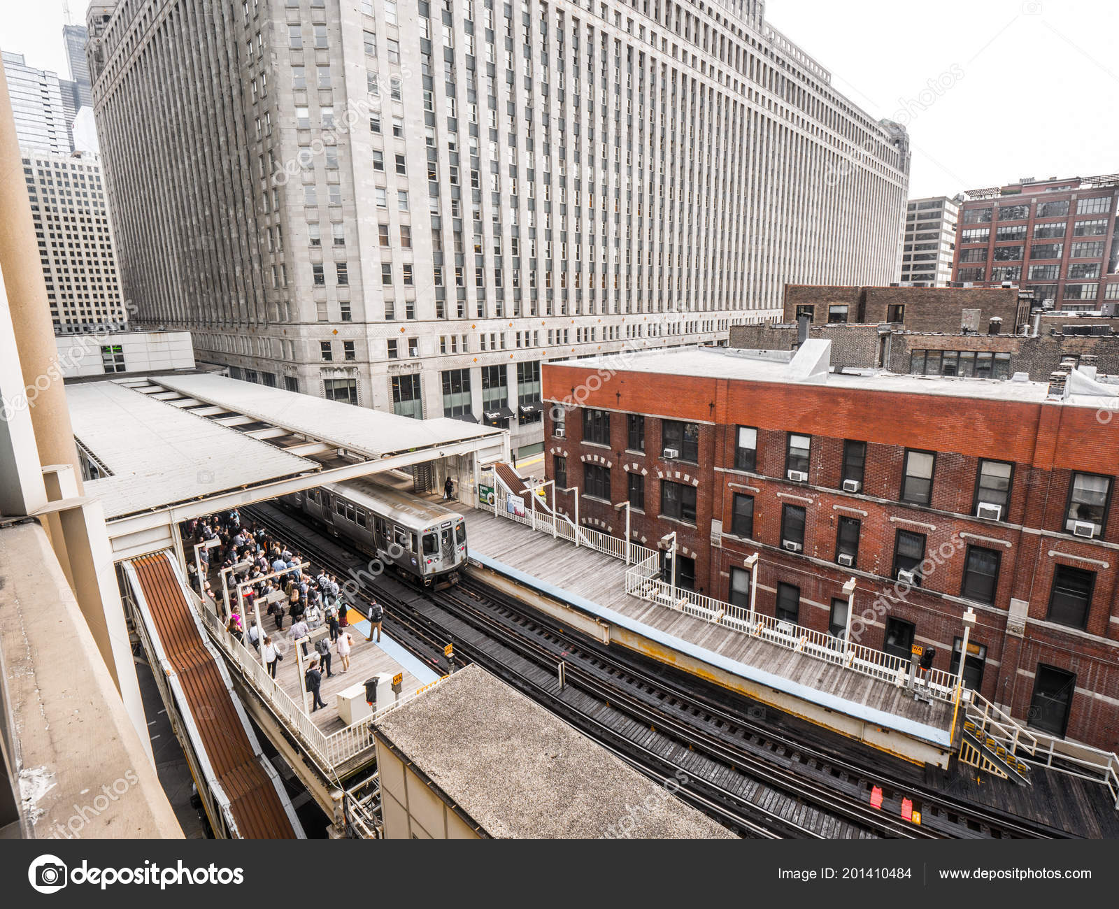 Chicago June 6Th 2018 Brown Line Cta Train Picks Passengers – Stock ...