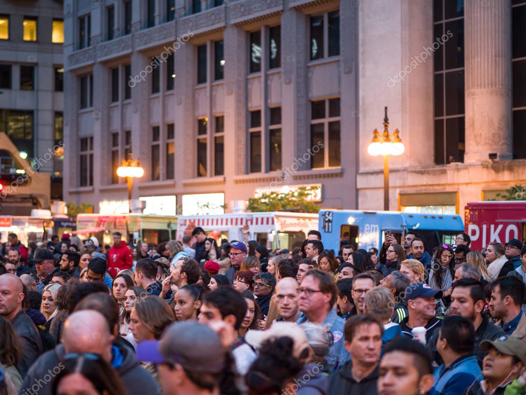 Chicago, IL - 29 de septiembre de 2018: Las multitudes se reúnen en ...