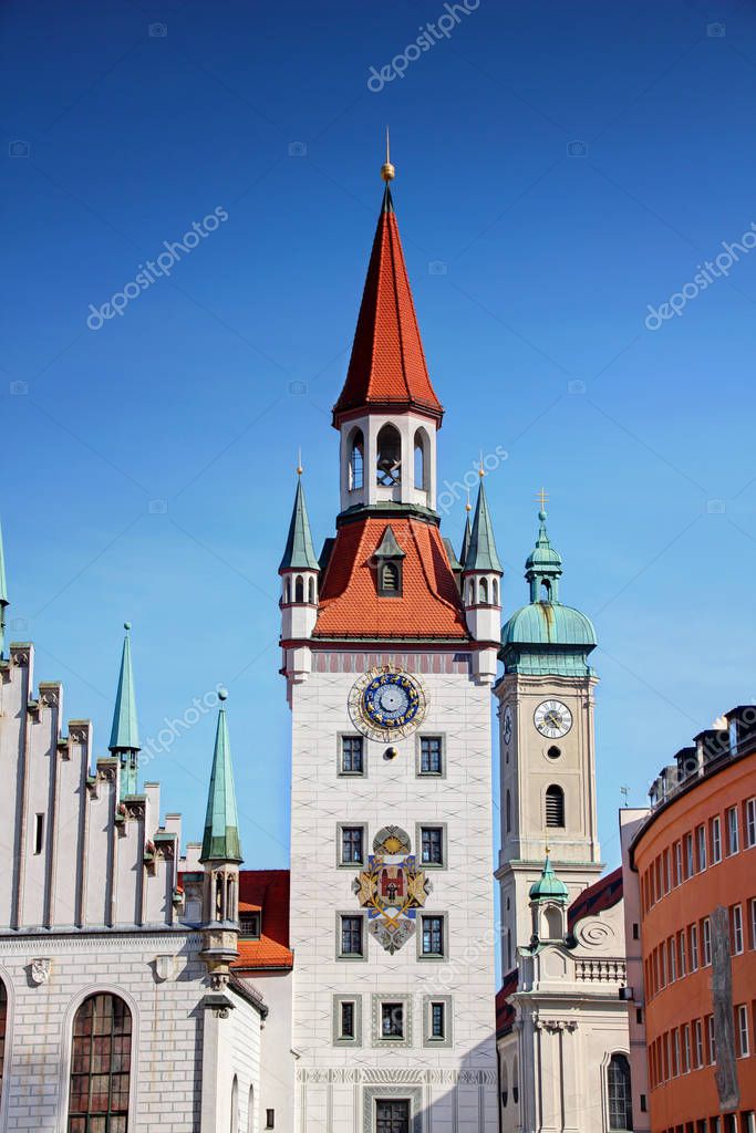 Campanario gótico adornado del antiguo ayuntamiento Altes Rathaus en la ...