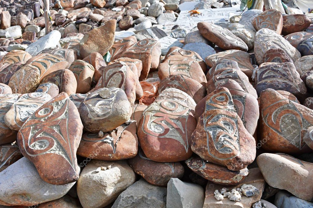 T bet. Piedras de oraci n budistas con mantras y dibujos rituales en el ...