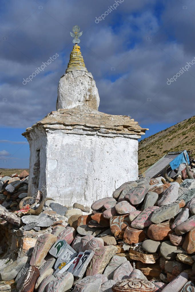 Tíbet. Qué estupa y piedras de oración budistas con mantras y dibujos ...