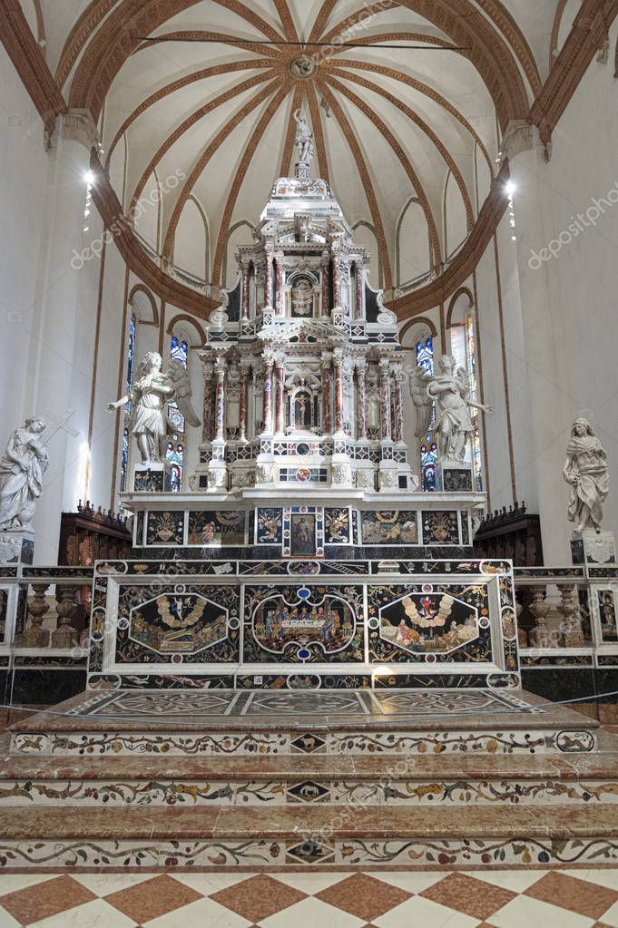VICENZA, ITALIA - 29 DE DICIEMBRE DE 2018: Altar en Capilla Mayor ...