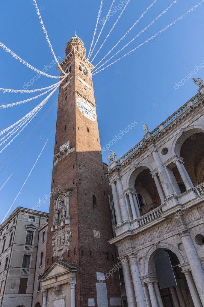 VICENZA, ITALIA - 29 DE DICIEMBRE DE 2018: La Basílica Palladiana con ... VICENZA, ITALIA - 29 DE DICIEMBRE DE 2018: La Basílica Palladiana con ...