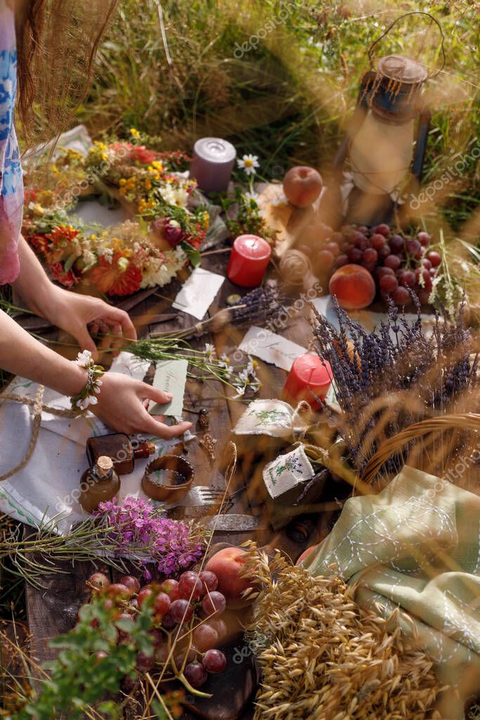 Bodegón en una mesa de madera. Semillas de lavanda, brotes y flores ...