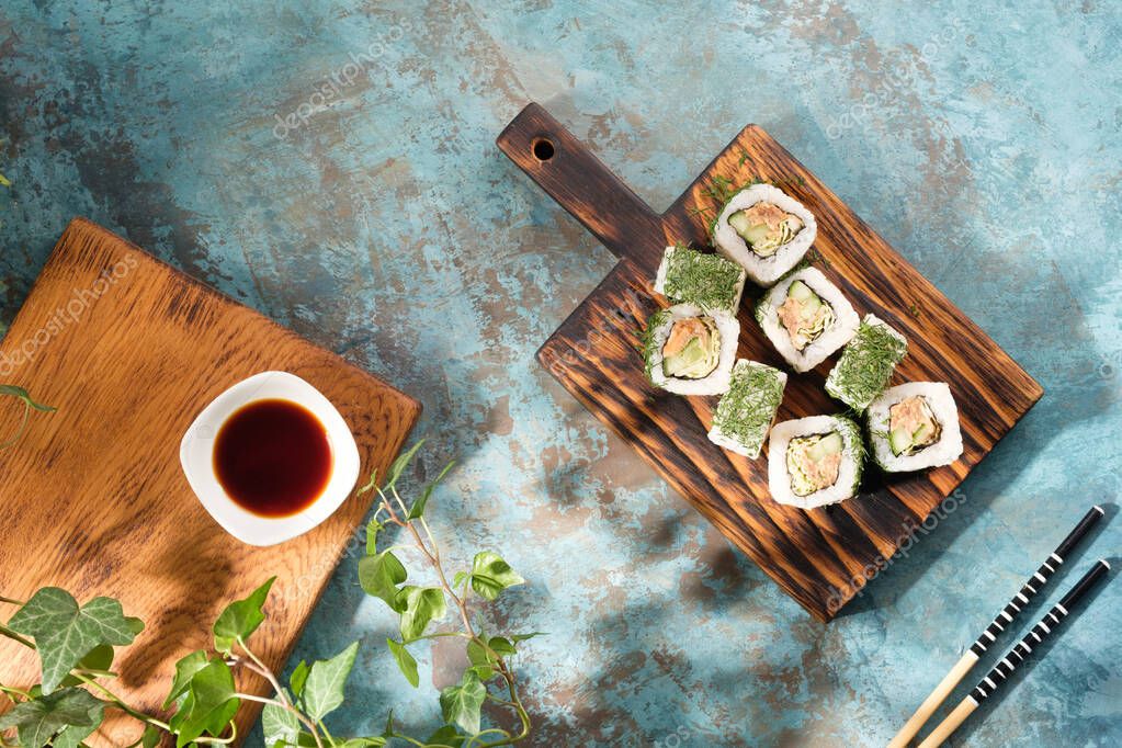 Composición inusual de los rollos. Deliciosa comida. Una porción de ...