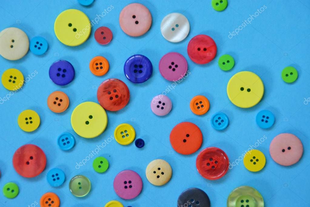 Un gran conjunto de botones en diferentes colores y diseños delante de ...