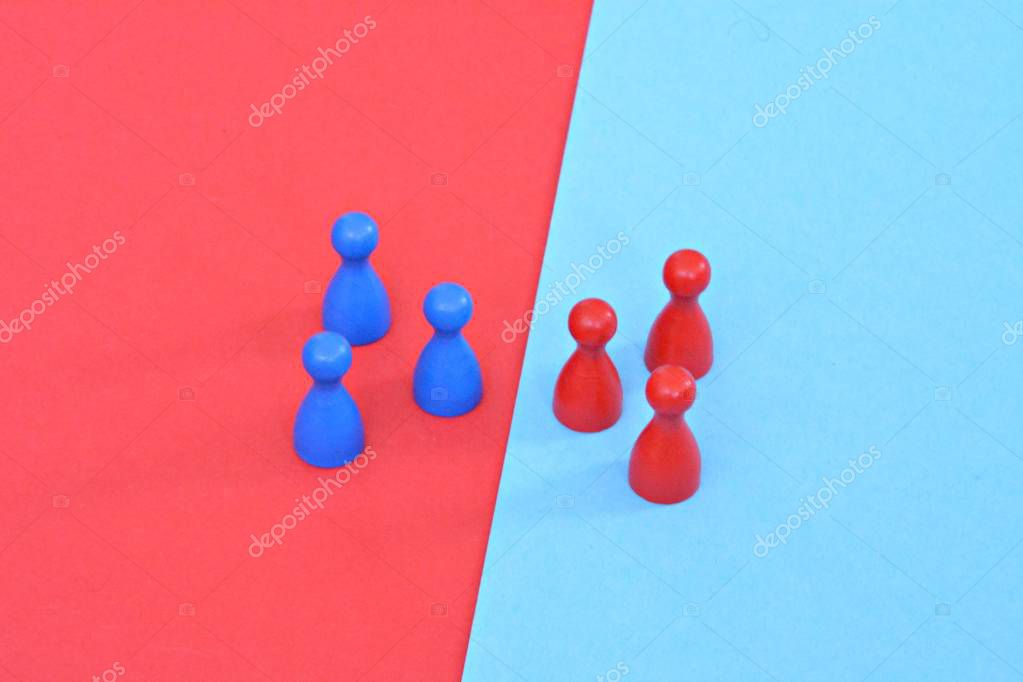 Un equipo rojo y azul de personajes de juego de madera de un juego de ...