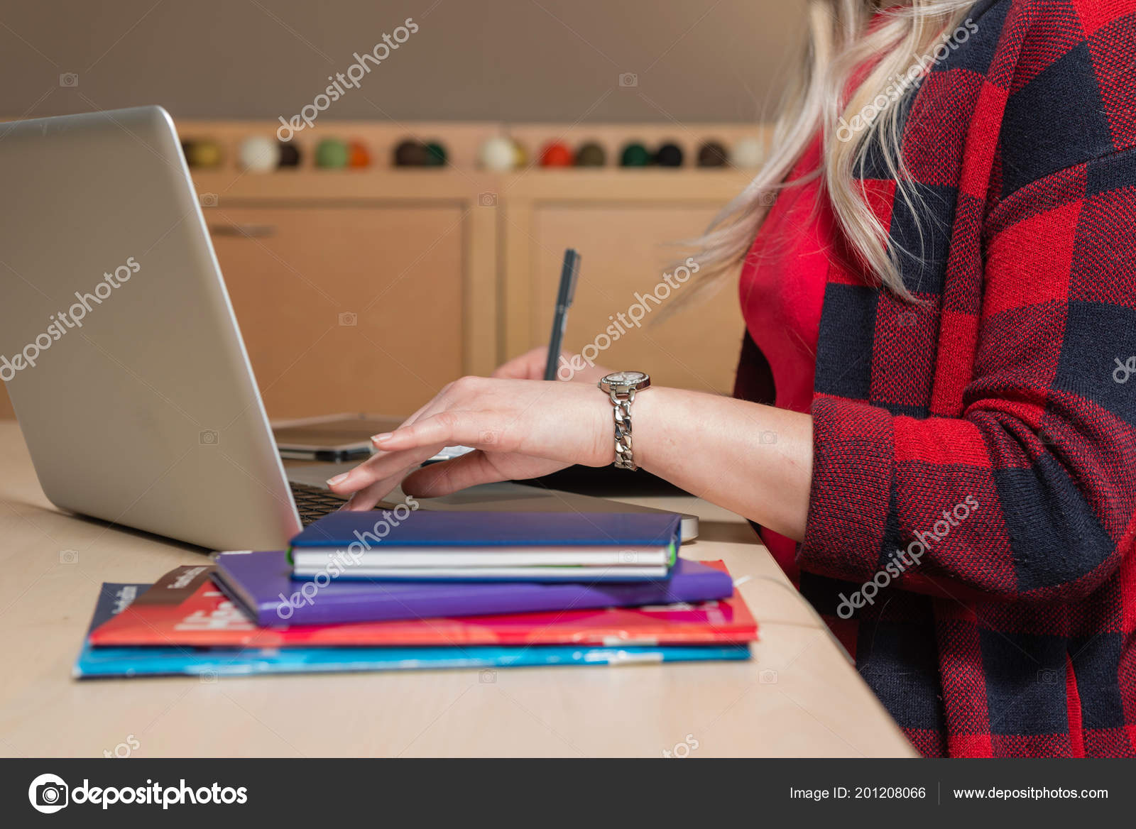 Mujer Rubia Sentada Portátil Escribiendo Hay Ordenador Portátil Una ...
