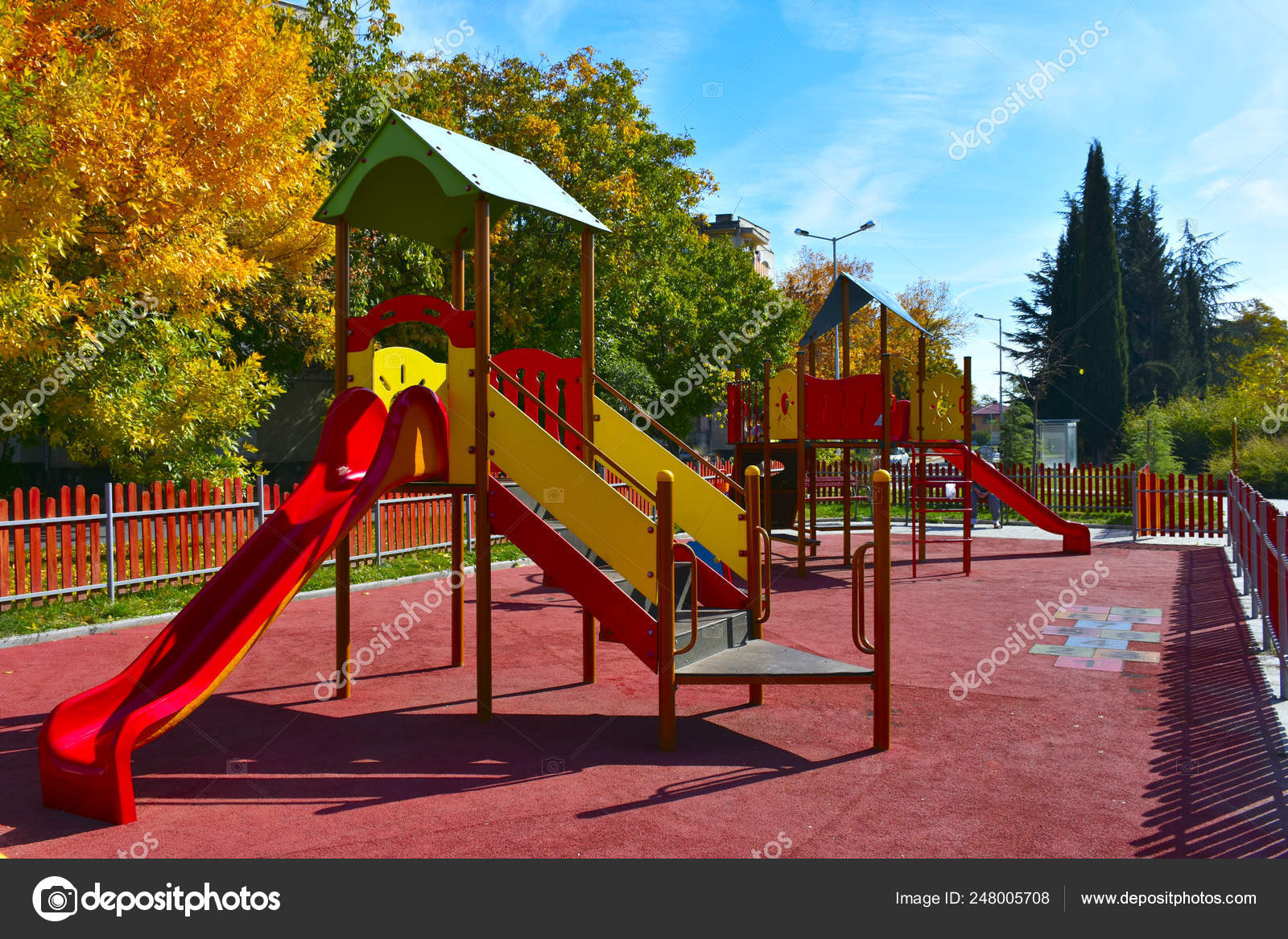 Hermoso Parque Infantil Parque — Foto de stock © GalinkaLB #248005708